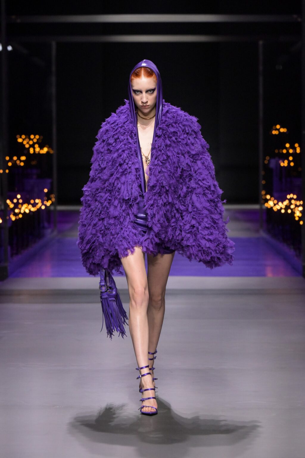 Entre encajes y tachuelas: Versace presentó 'A Dark Gothic Goddess ...