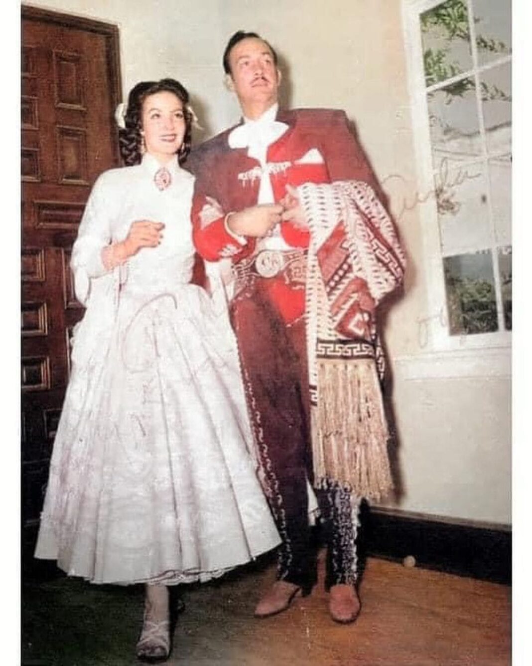 María Félix y su vestido de novia en su boda con Jorge Negrete - Marie ...