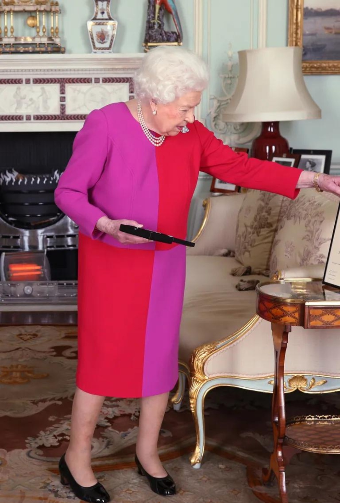 Outfits de la reina Isabel: Una lección de elegancia, estilo y gracia ...