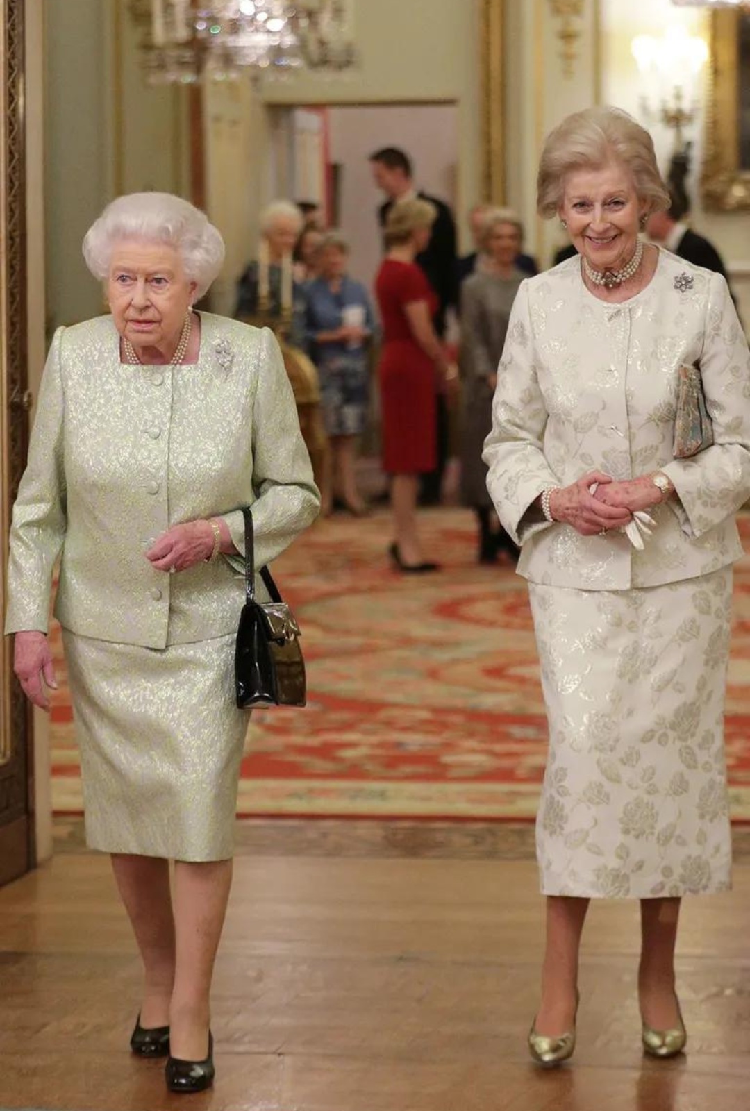 Outfits de la reina Isabel: Una lección de elegancia, estilo y gracia ...