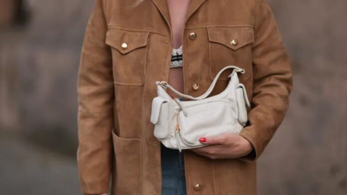 ¿Cómo cuidar tus prendas de gamuza? Consejos de un experto - Marie ...