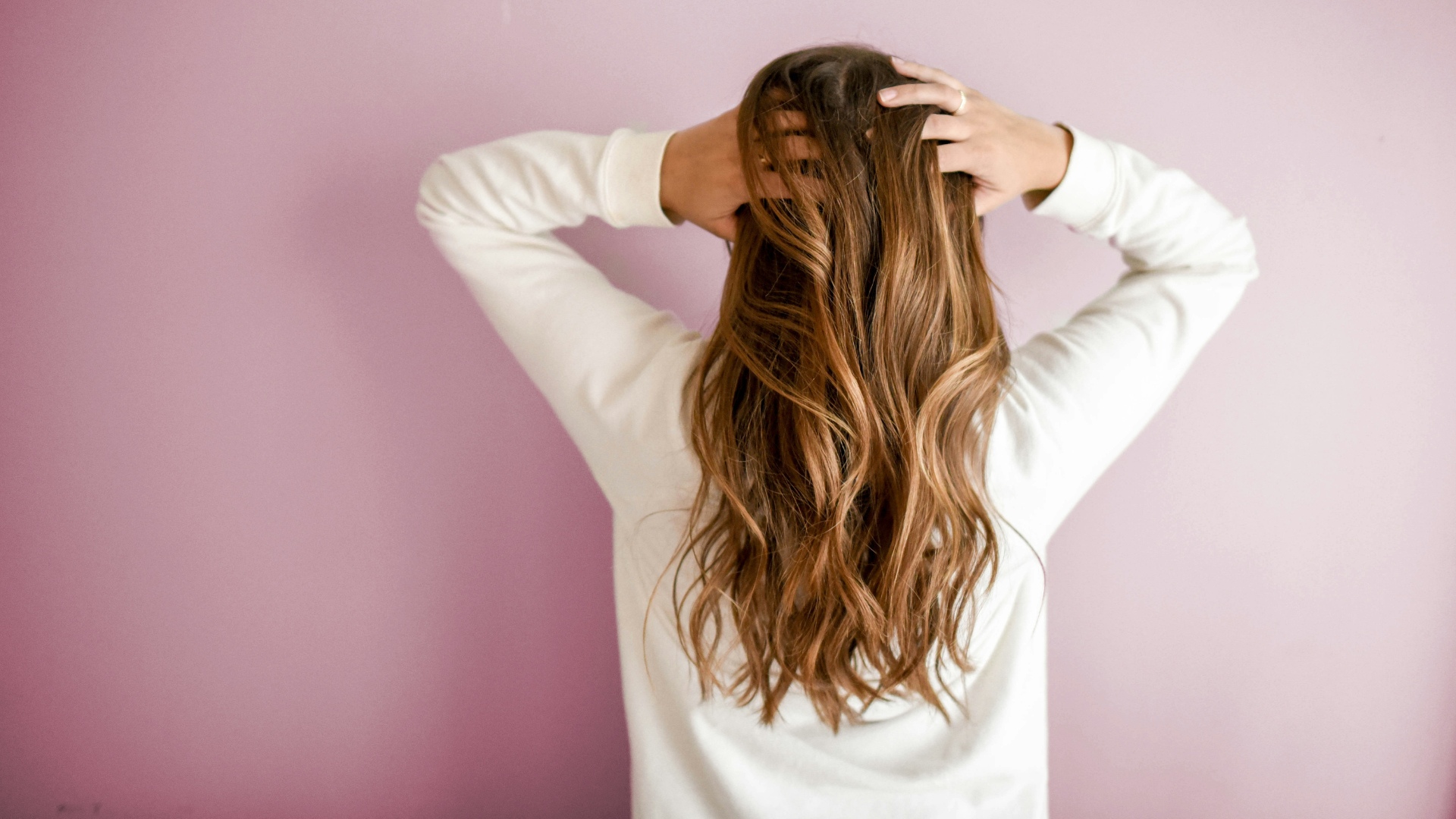 ¿Tu cabello se siente quebradizo? Descubre cómo nutrirlo desde la raíz ...