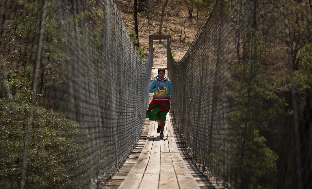 Corredoras rarámuris, fuerza y resistencia en la Sierra Tarahumara