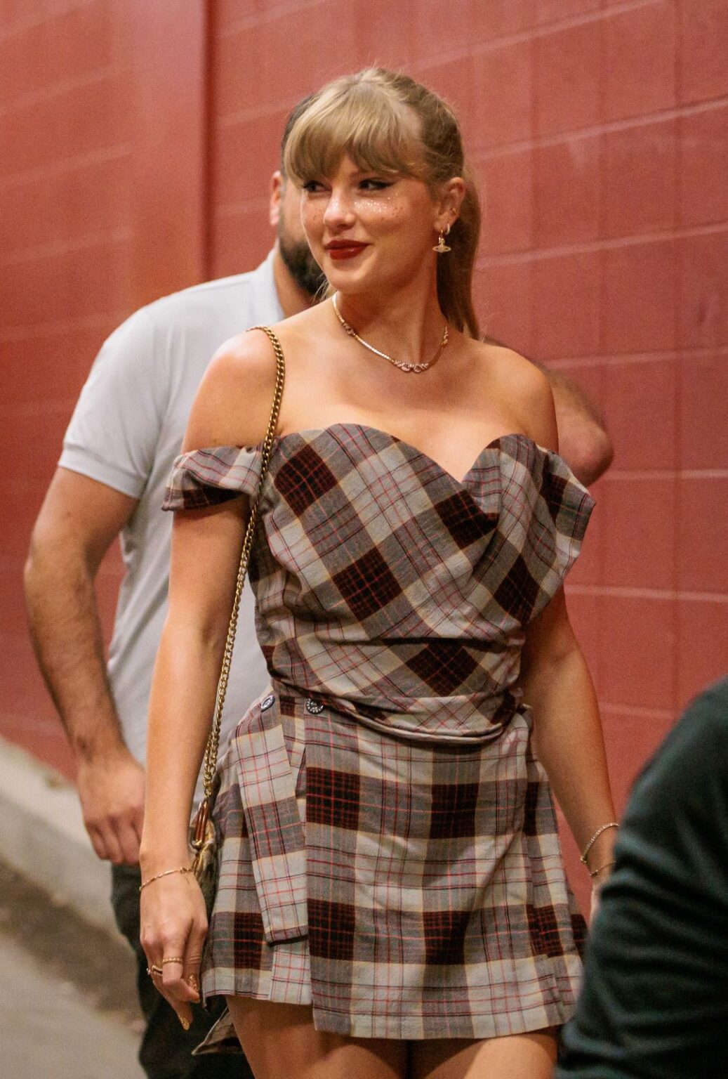 Qué son y cómo hacer las pecas glitter de Taylor Swift para brillar ...