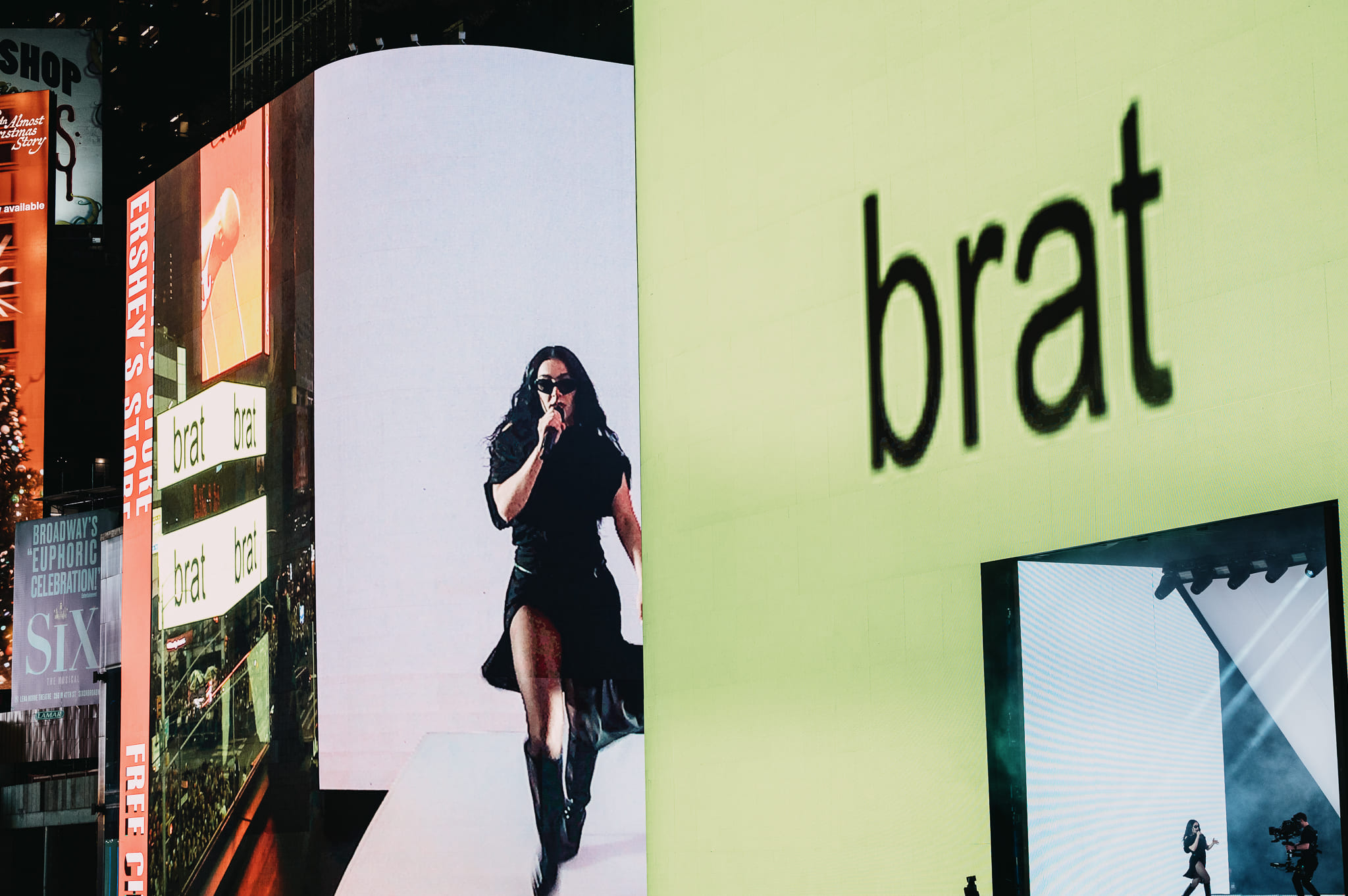 Charli XCX ofrece concierto sorpresa en Times Square - Marie Claire México