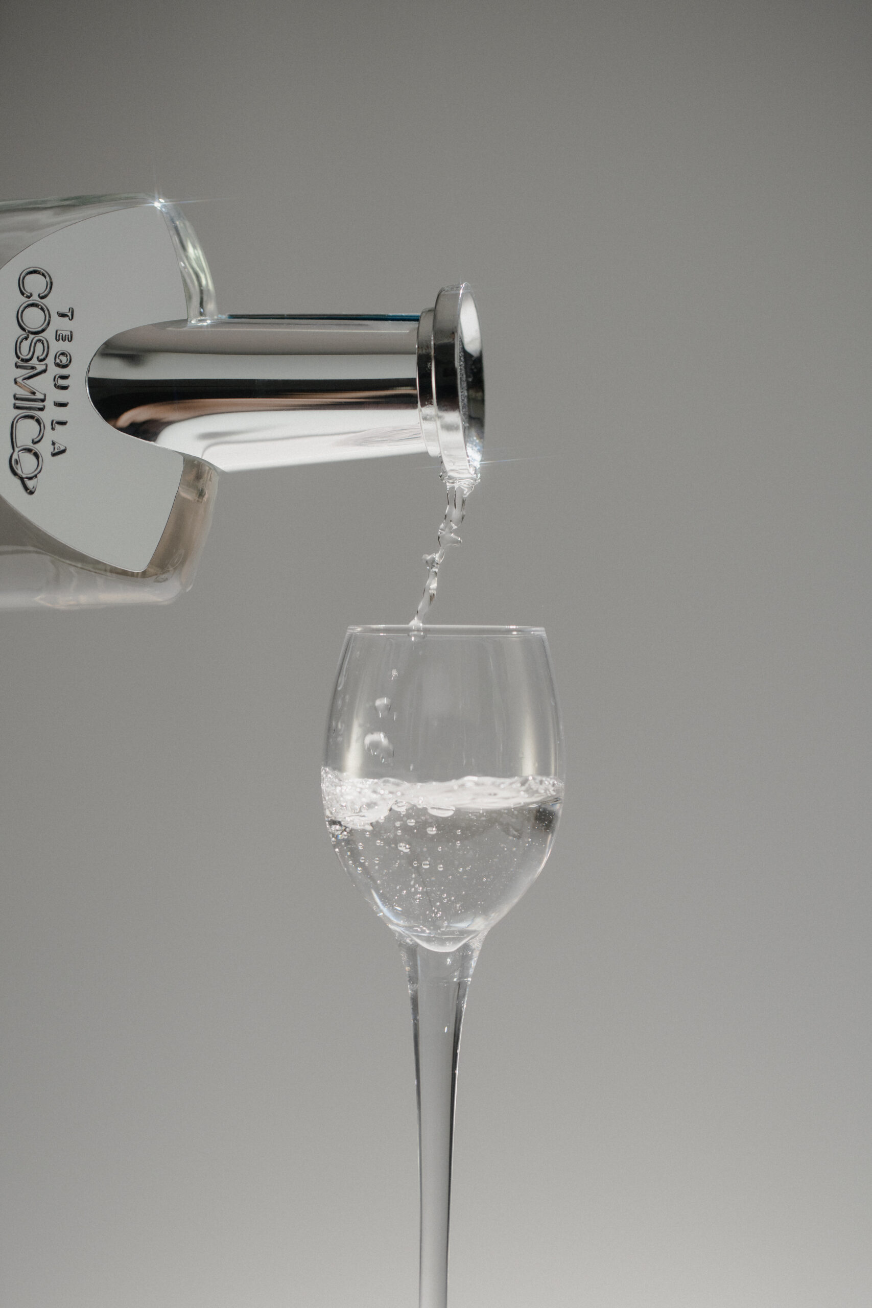 El tequila COSMICO Extra Añejo Cristalino se pinta de rojo - Marie ...