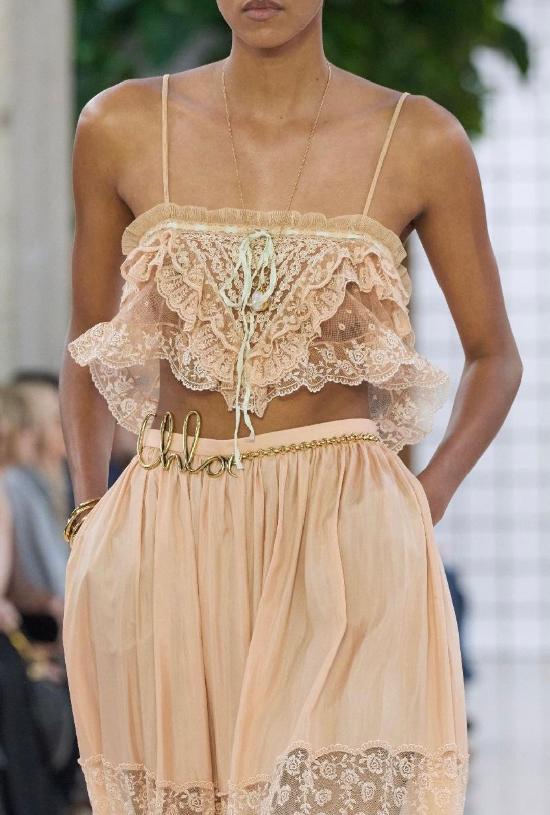 Moda primavera-verano 2025: tendencias y colores en auge
