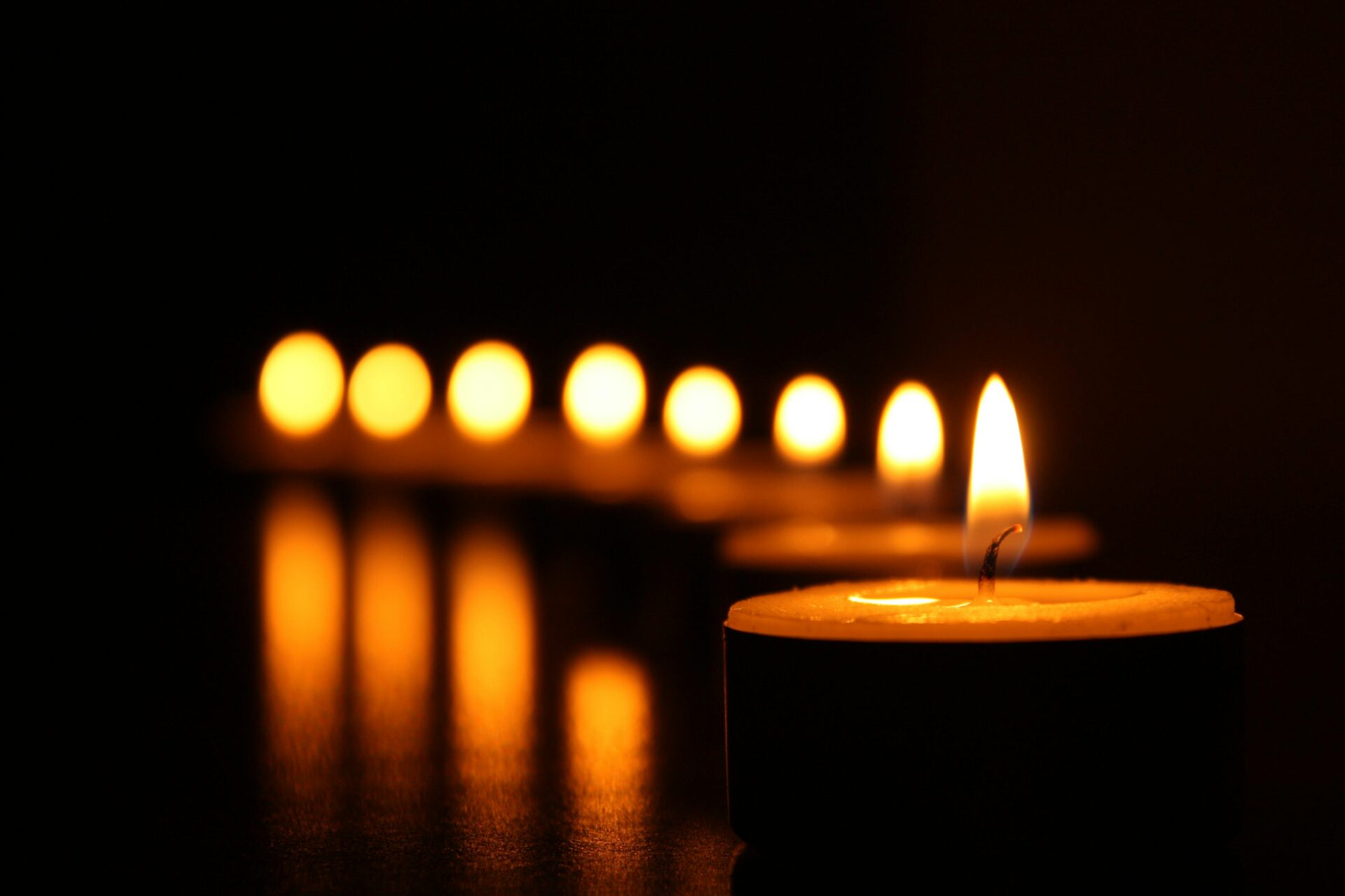 Encender velas de miel: Significado, Usos y Rituales