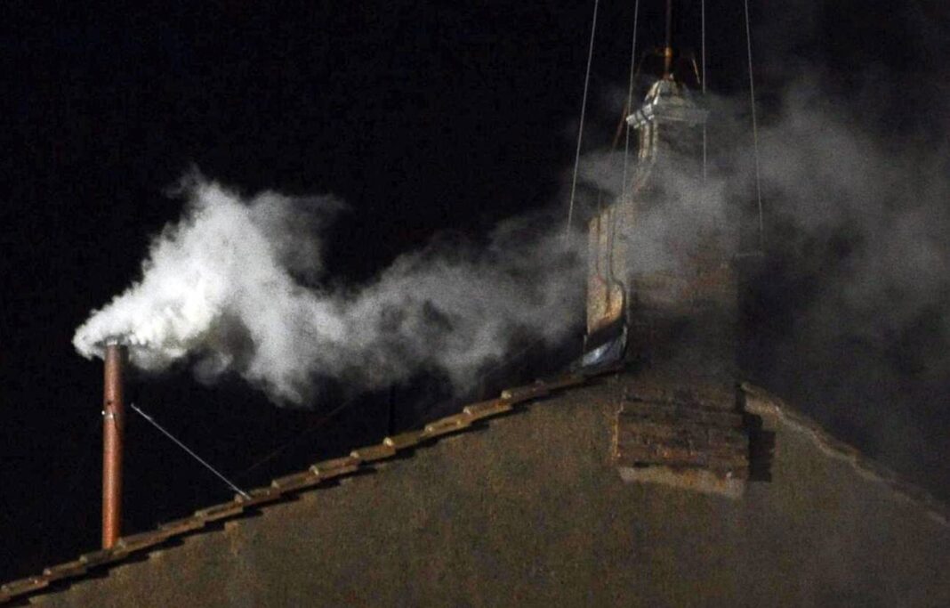 Humo blanco y Humo negro: Significado, Explicación y Cuándo sucede