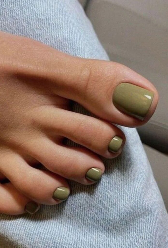 Colores de pedicure que serán tendencia en primavera 2025