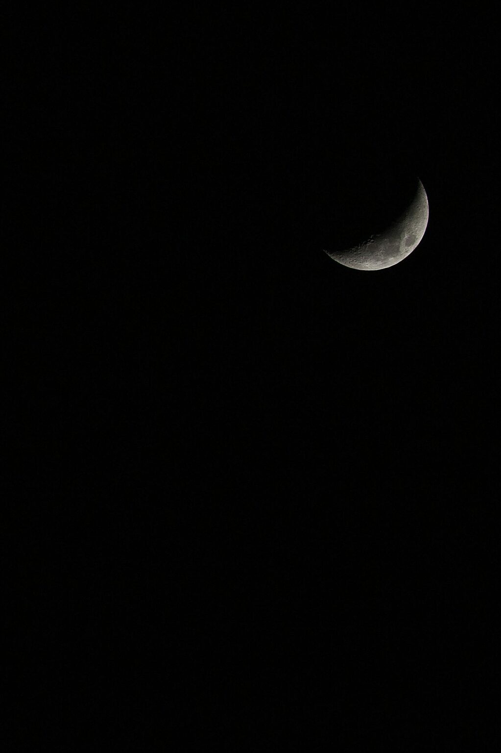 Luna sonriente en abril 2025: qué es, cuándo verla y dónde observarla