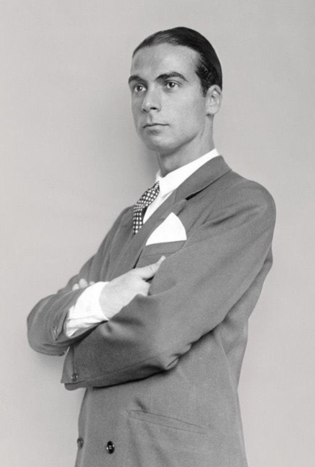 Cristóbal Balenciaga: Biografía del diseñador de moda español
