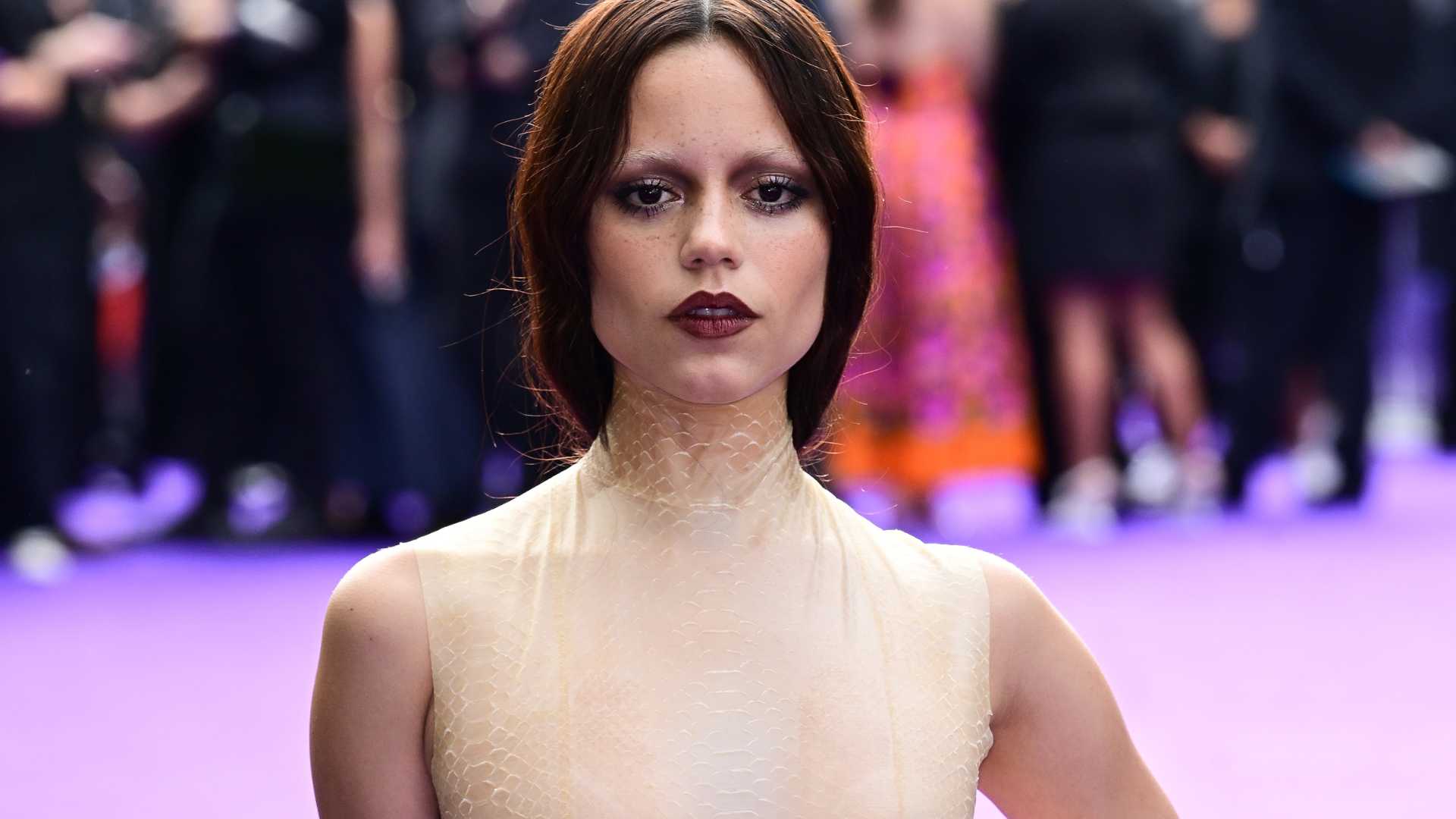 Cejas decoloradas como Jenna Ortega: Paso a paso