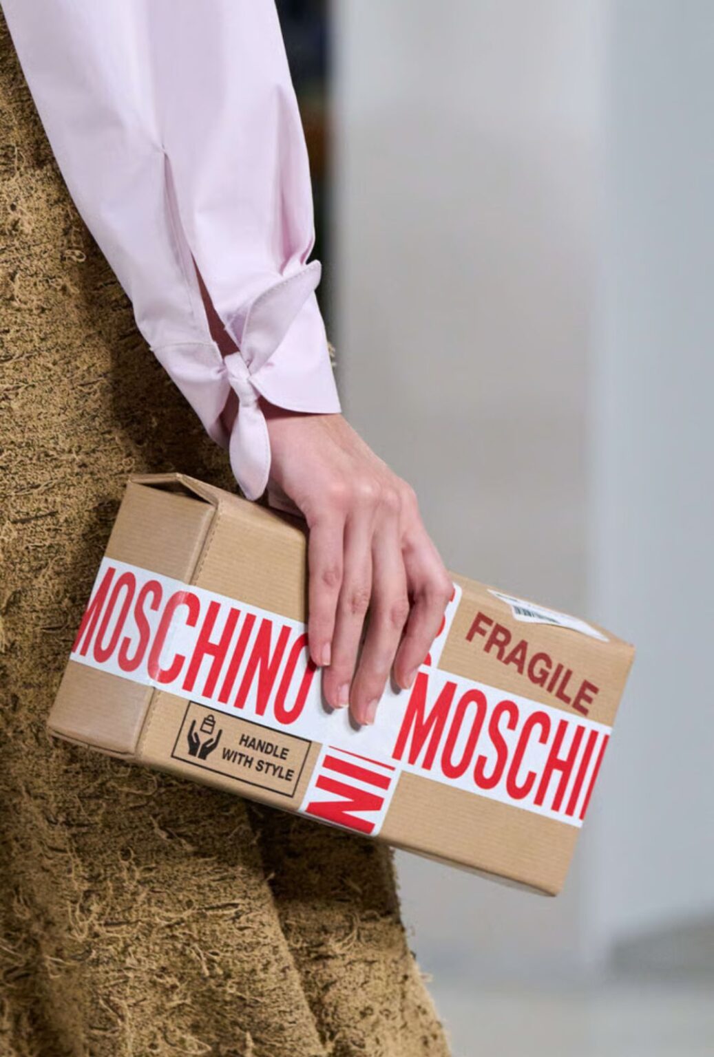 Moschino SS26: La colección que transforma lo cotidiano en lujo