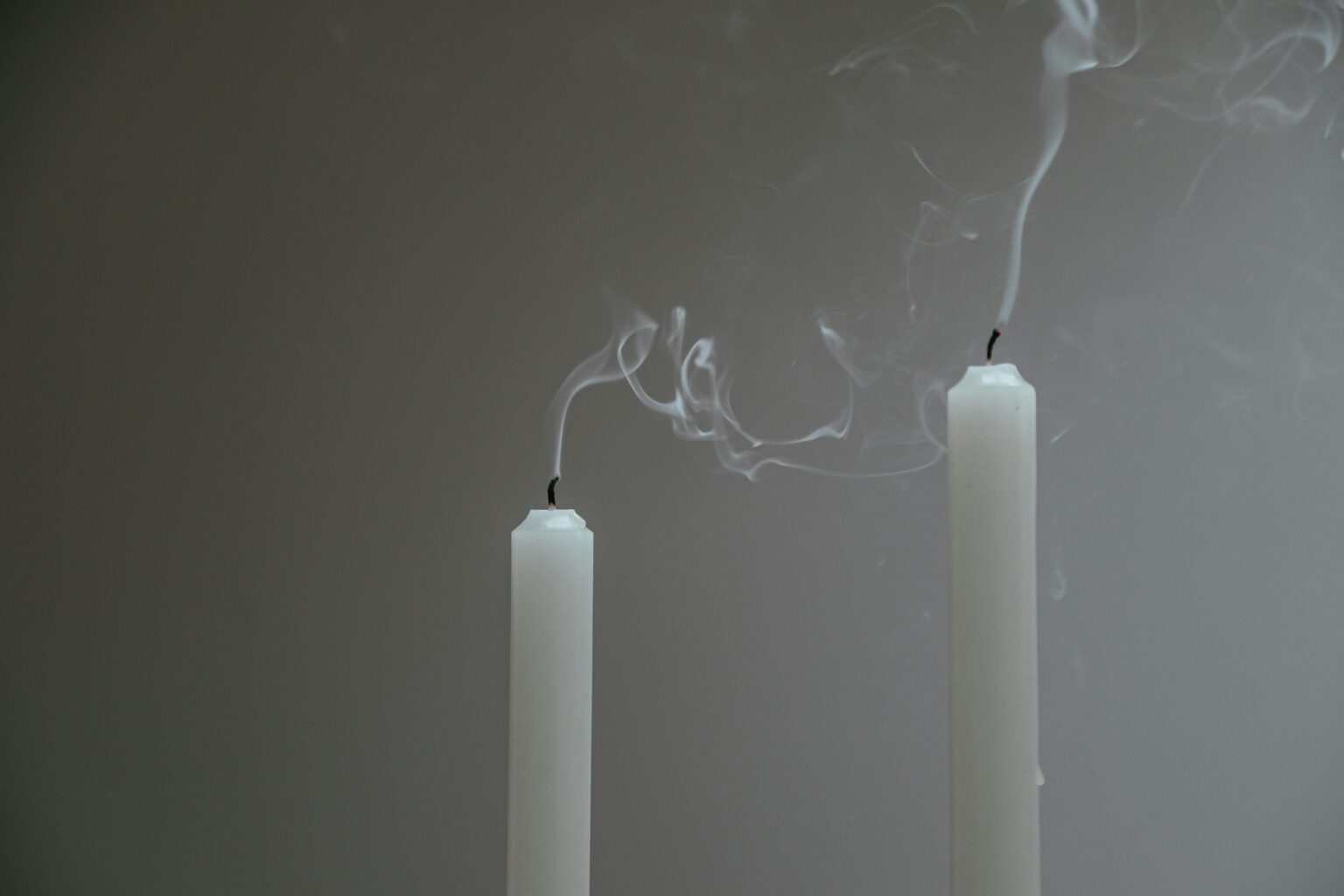 Velas al quemarse: Qué significan sus formas y señales