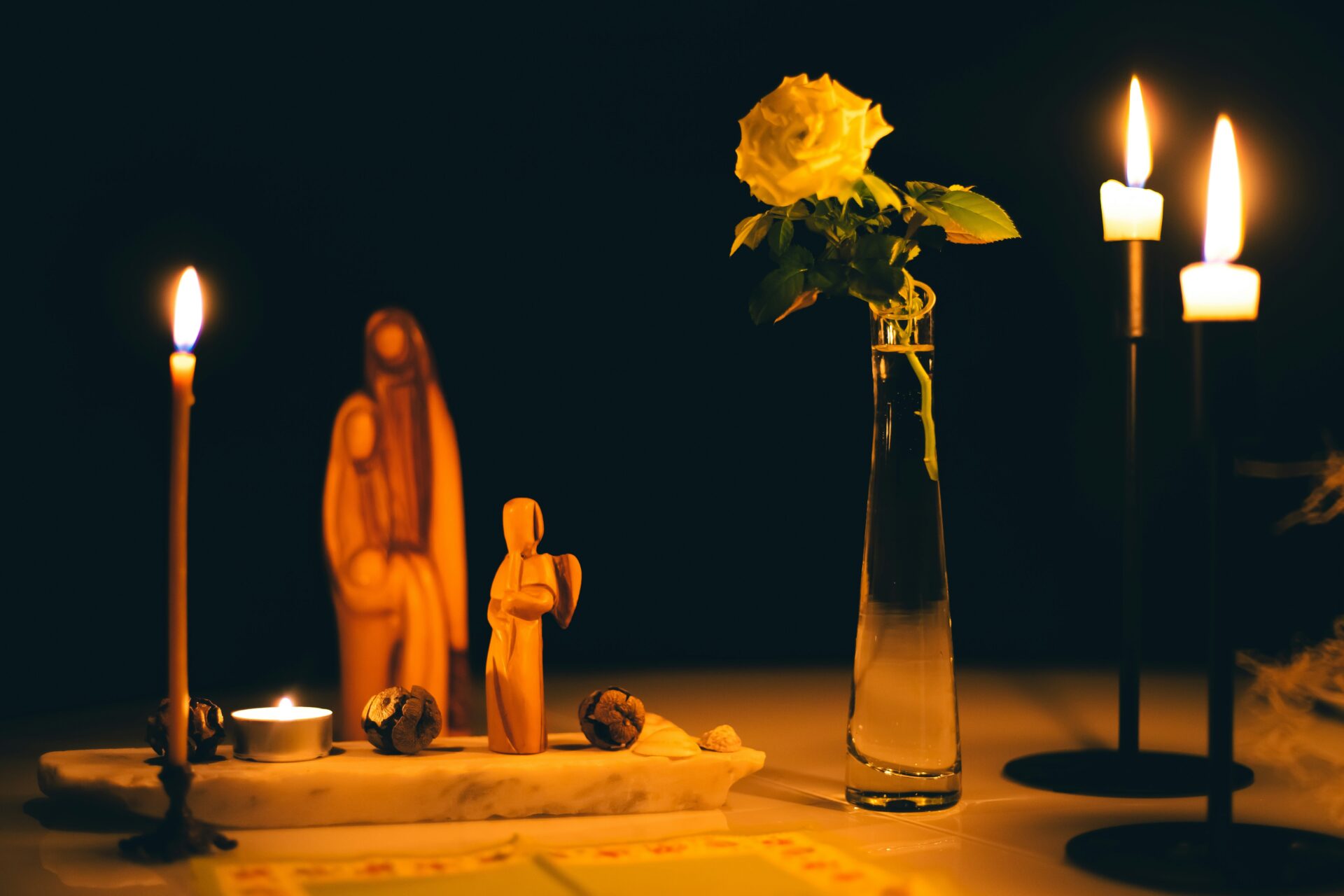 Cómo hacer un altar de Samhain en casa: Elementos esenciales y guía paso a paso