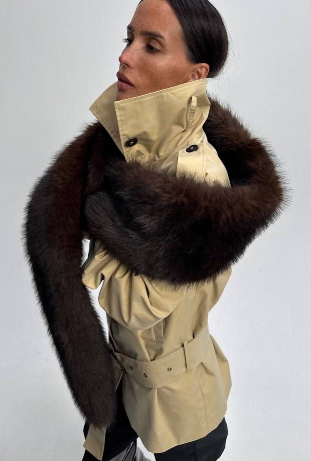 Estola de faux fur: tendencia invierno 2025